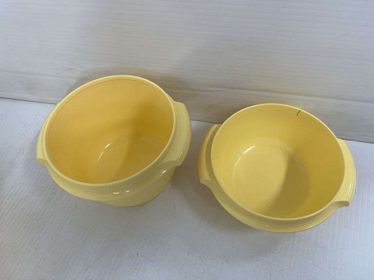 (10) Pieces of tupperware, two small ones without lids, up to 9"W x 8 1 ...