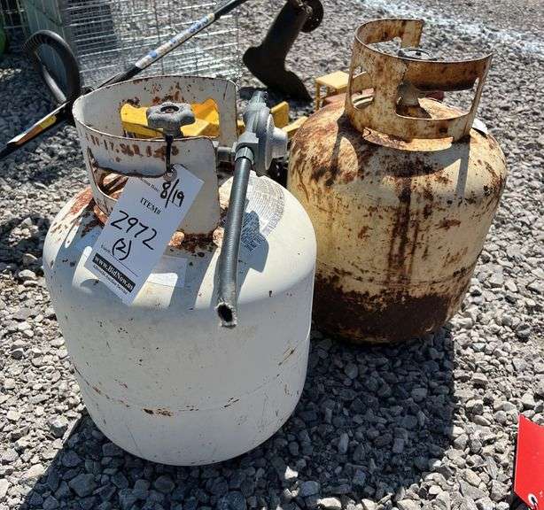 (2) Propane tanks with some gas, old style - Albrecht Auction Service