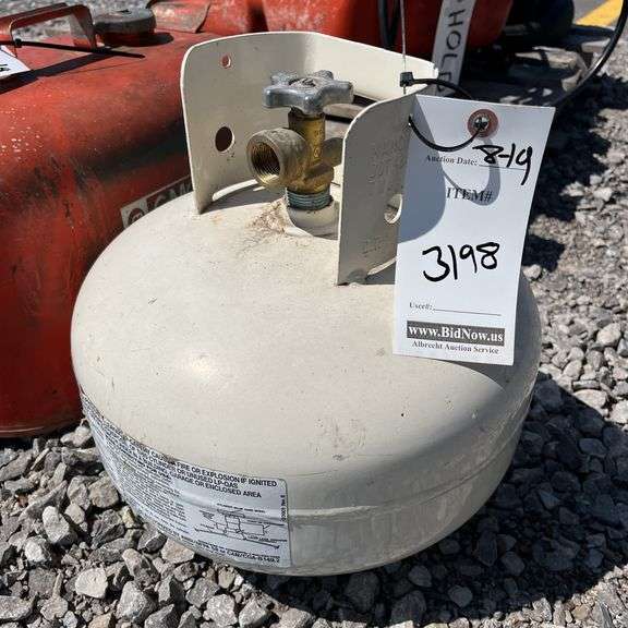 Propane tank, 10 lb. tank, full, old style, as is - Albrecht Auction ...