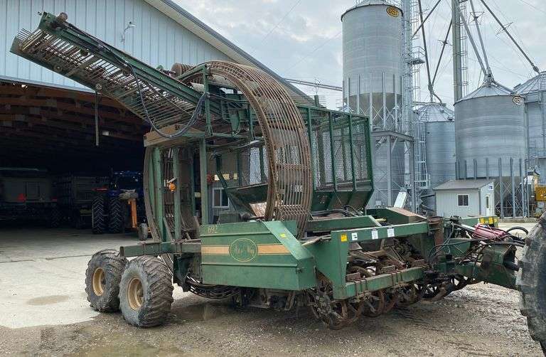 Art's Way 692 6-Row Sugar Beet Harvester, Richmond Brothers Ferris ...