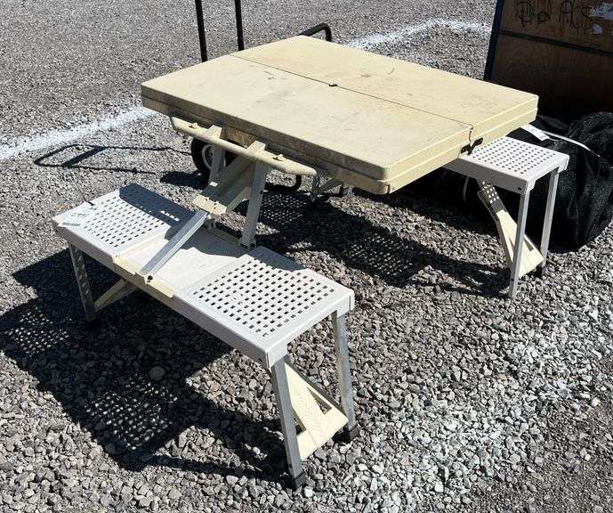Fold up picnic table, dirty - Albrecht Auction Service