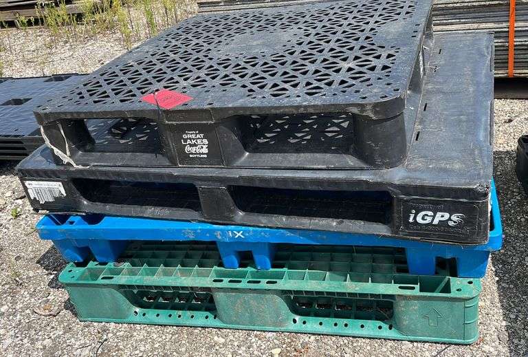 Heavy duty black plastic pallet, 40" x 48"; Blue heavy duty plastic ...