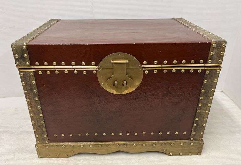 Prop box, 20"W x 13"D x 16"H - Albrecht Auction Service