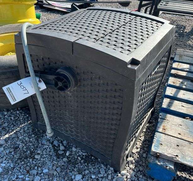 Hose box, handle is slightly chewed - Albrecht Auction Service