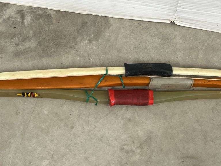 (3) Bows for children, up to 60"W, good - Albrecht Auction Service