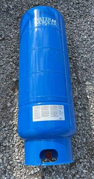 Well tank, model HT-32, max PSI of 100, 44"H - Albrecht Auction Service
