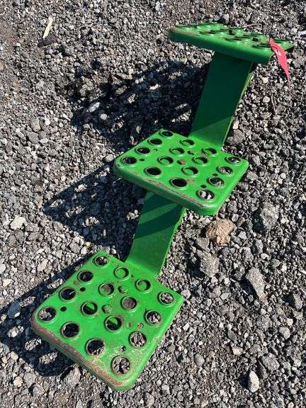 John Deere steps, 55-series, 30" x 10", good - Albrecht Auction Service