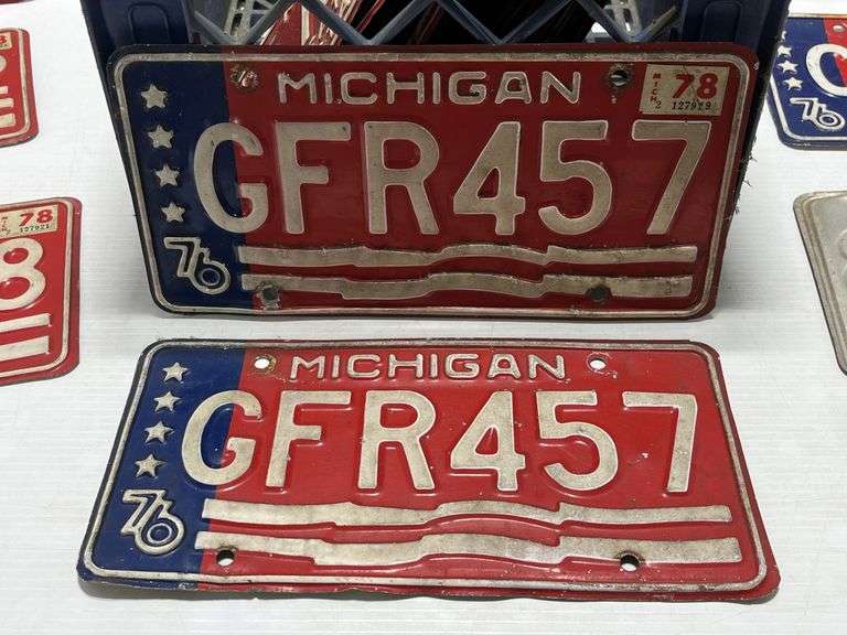 Crate of vintage 1970s license plates - Albrecht Auction Service