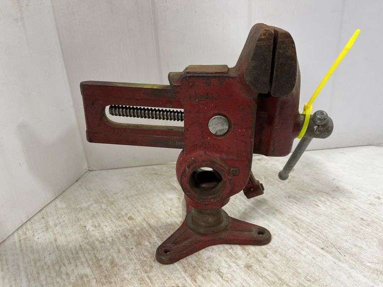 Heavy steel vise, works as it should, will fit out of mounting bracket ...