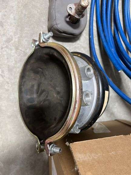 Choke cable, 7-Way trailer plugs, Removable arm rest, Hydraulic ...