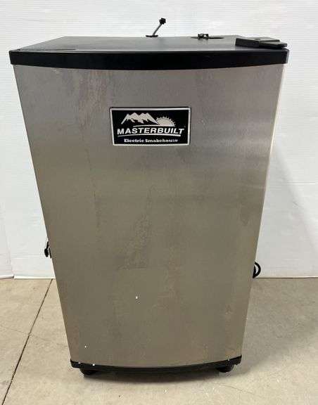 Masterbuilt 30" digital electric smoker with integrated meat probe, 4 ...