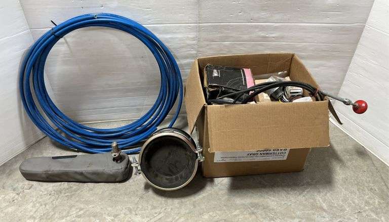 Choke cable, 7-Way trailer plugs, Removable arm rest, Hydraulic ...