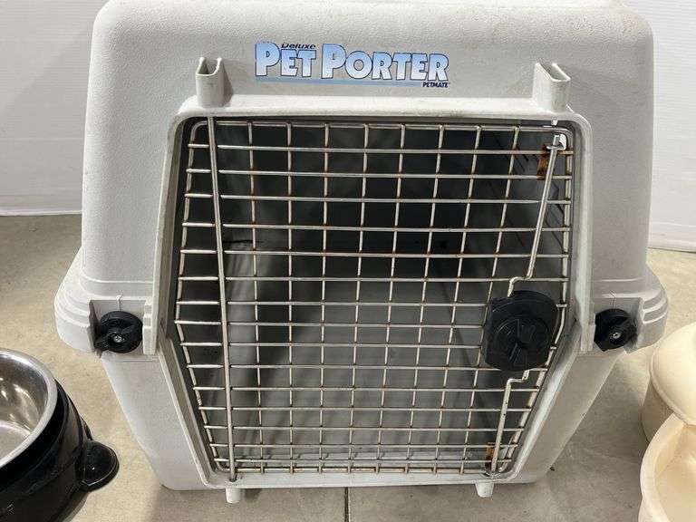 Porter Pet Carrier Deluxe, shows a little rust on the door, comes with ...