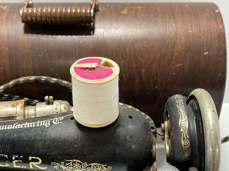 Singer Mfg. Co. sewing machine, made in Great Britain, dated 1928 ...