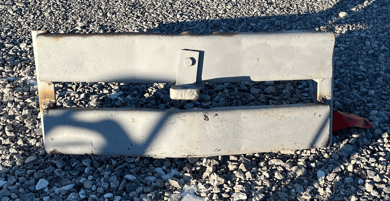 135 Massey Ferguson grill, used - Albrecht Auction Service