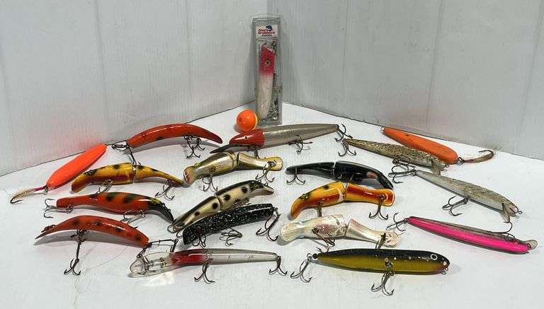 (19) Assorted older large fishing lures, include: Drifter Tackle Co ...
