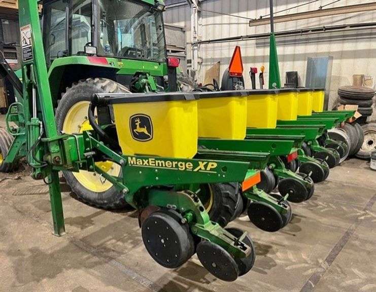 2007 John Deere 1700 Planter, 6-30" Row, INT Rigid, Stainless Steel ...