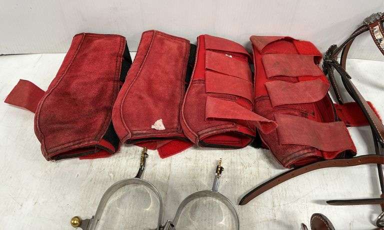 Showman tack set, used once, like new - Albrecht Auction Service