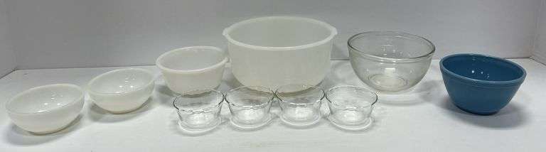Kitchen glassware, includes: (5) Pyrex bowls, and more, up to 9"Dia ...