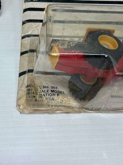 Versatile 836 4WD tractor and Scale Models white farm tractor, 1/64 ...