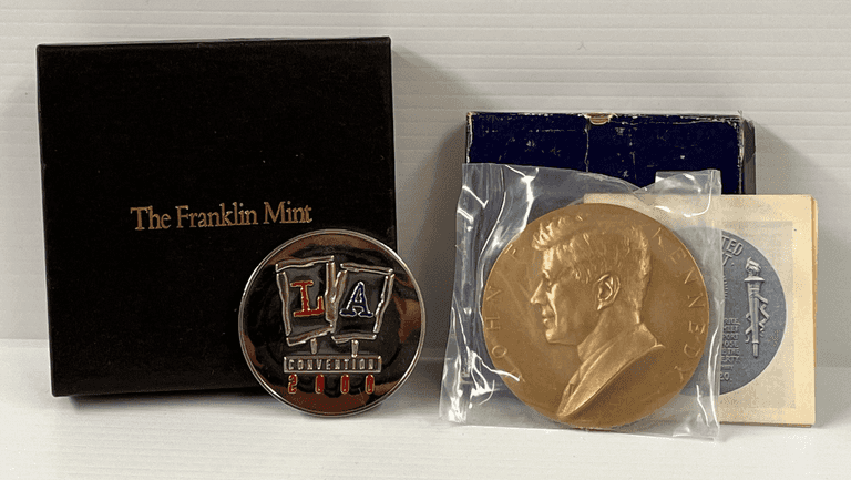 1961 John F. Kennedy bronze inauguration coin by US mint, 3"Dia sealed ...