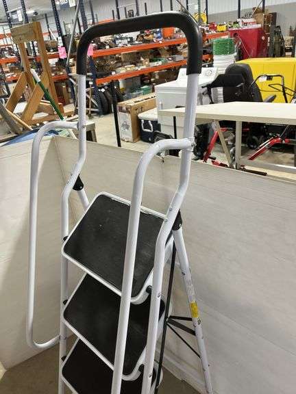 4-Step ladder with safety handrail, foldable, safety non slip mat, 330 ...