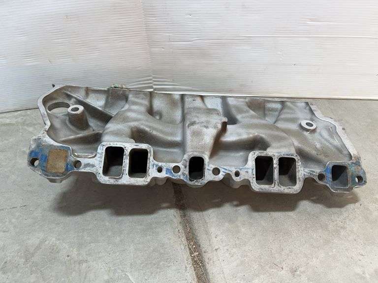 SBC Holley Intake, good - Albrecht Auction Service