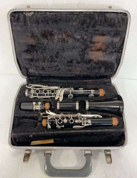 Clarinet in green case, unknown brand, case- 12"W, looks nice, as is ...