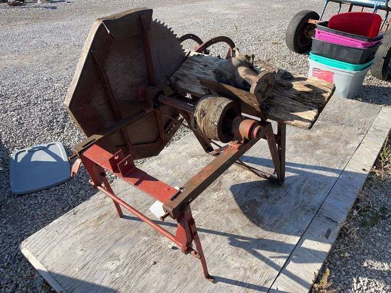 Dearborn buzzsaw, PTO drive, 3-point, model 2244 with PTO drive for ...