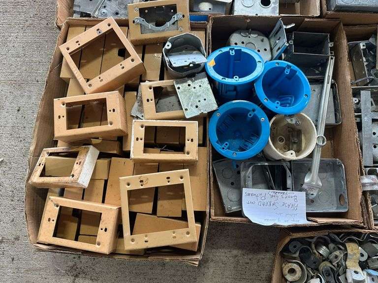 Large assortment of electrical items - Albrecht Auction Service