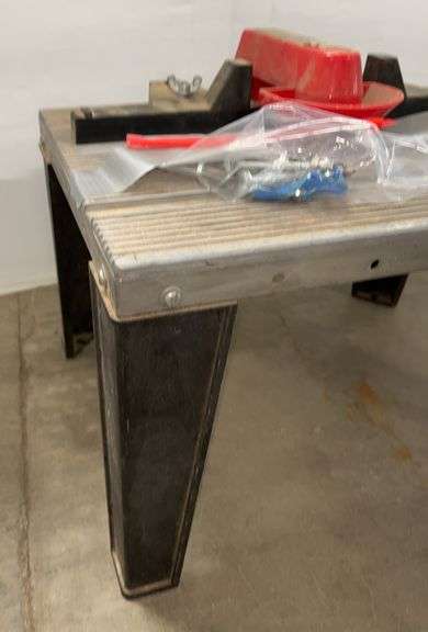 Craftsman router table, 18" x 13" aluminium top with composite legs ...