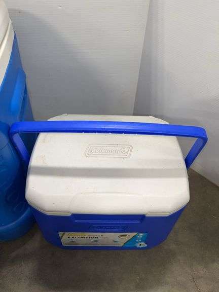 Igloo ice cube cooler with handle and wheels 16" x 19 1/2"W; Coleman ...