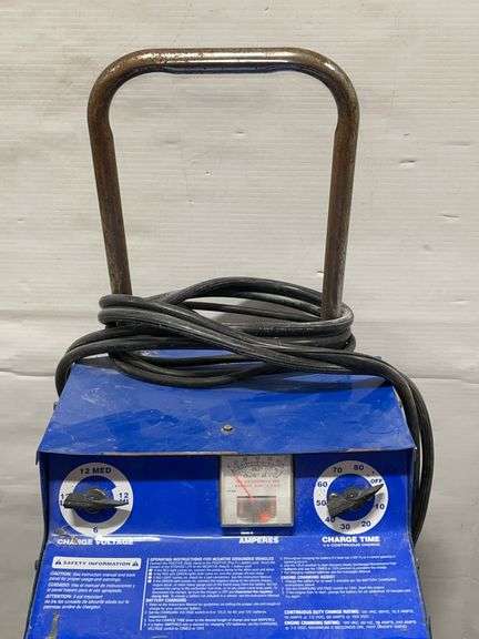 Associated battery charger, 6/12V, works great - Albrecht Auction Service