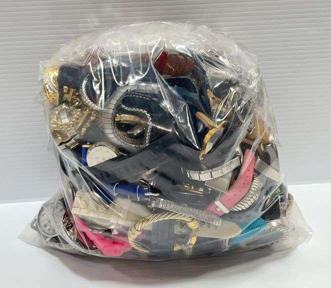 Watches, all different styles, some may need batteries, all untested ...