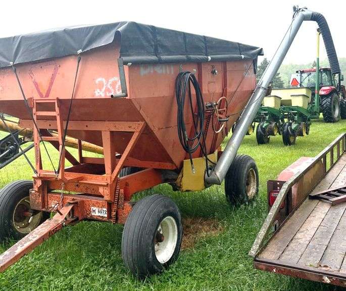Gravity Wagon with Metal Auger and Tarp, Hydraulic Drive - Albrecht ...