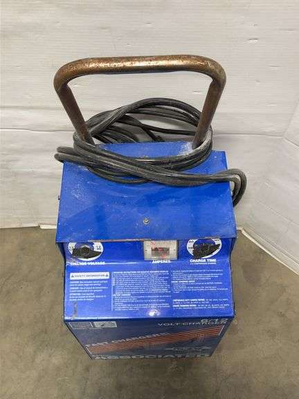 Associated battery charger, 6/12V, works great - Albrecht Auction Service