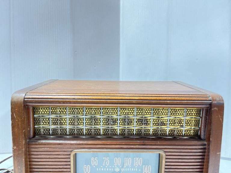 Older GE radio, model no. 203, 13"W x 8"H - Albrecht Auction Service