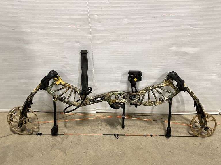 Bear bow approach, 29"D, 70 lb. Draw weight, with arrows and case ...