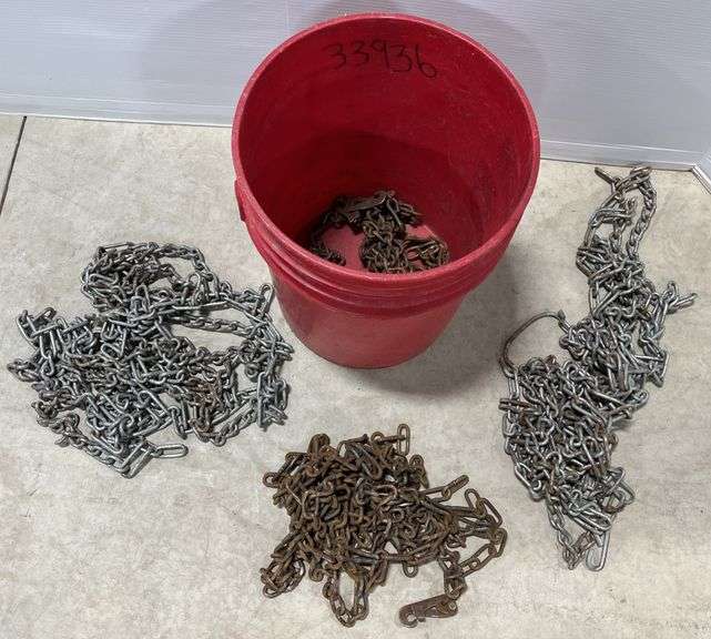 Bucket full of chains, good - Albrecht Auction Service