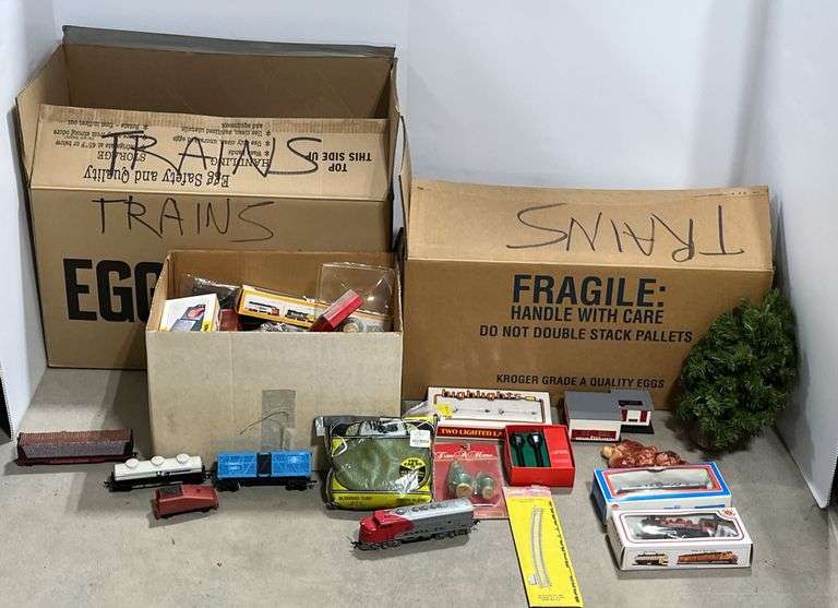 (3) Boxes of trains and train items, good - Albrecht Auction Service