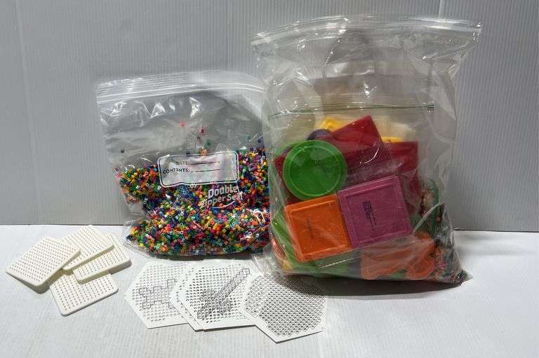 Perler beads and design plates - Albrecht Auction Service