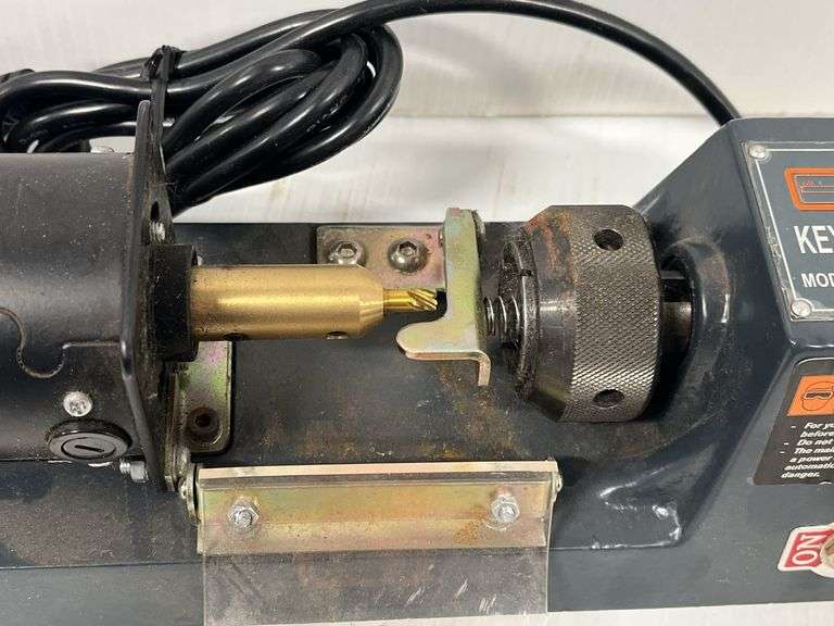 Wenxing key cutting machine, model 423A, 14"W, works - Albrecht Auction ...
