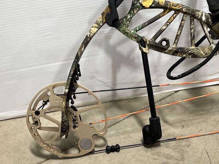 Bear bow approach, 29"D, 70 lb. Draw weight, with arrows and case ...