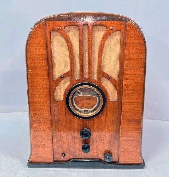Philco antique radio, missing one knob, 16"W x 11 1/2"D x 20"H, good ...
