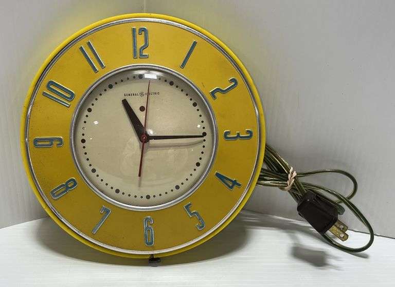 1950's Vintage General Electric wall clock, 7"Dia, runs, but does not ...