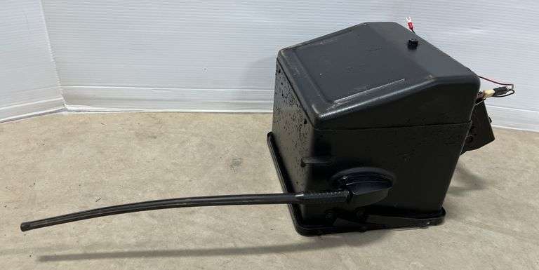 AM/FM Fender mount radio, looks to be in good condition - Albrecht ...