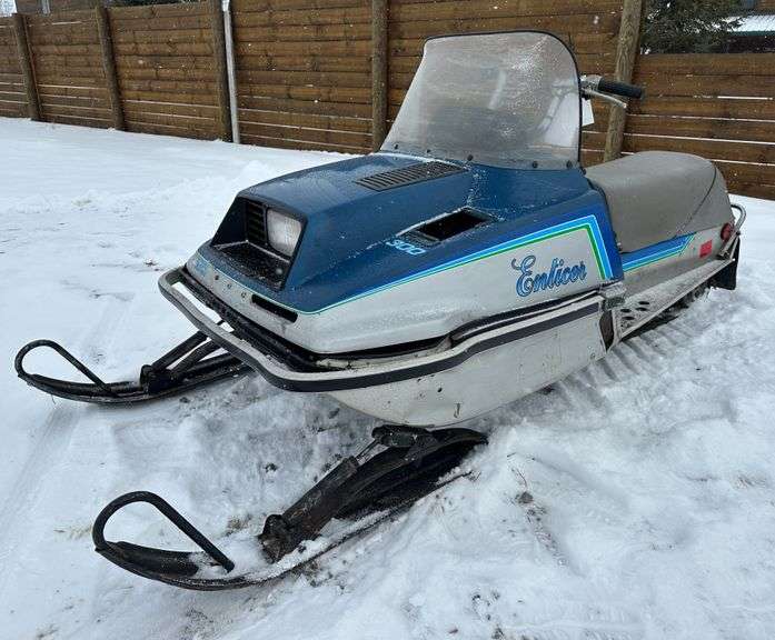 Yamaha Enticer 300 snowmobile, twin cylinder, serial no. 8T5-043670 ...