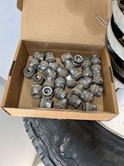 Rims, 17", came off a 2015 Sierra 2500, 8x180 bolt pattern with center ...