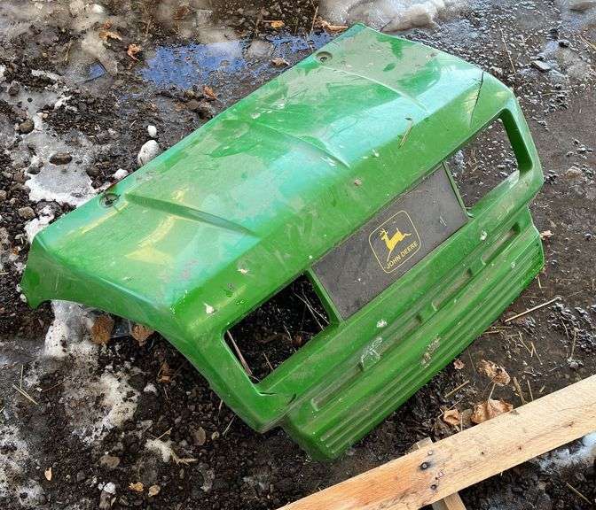 John Deere gator hood, cracked, fair shape - Albrecht Auction Service