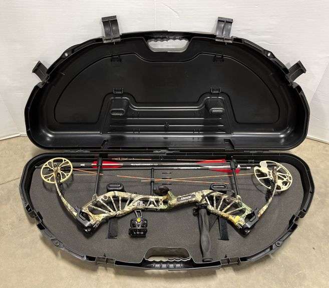 Bear bow approach, 29"D, 70 lb. Draw weight, with arrows and case ...